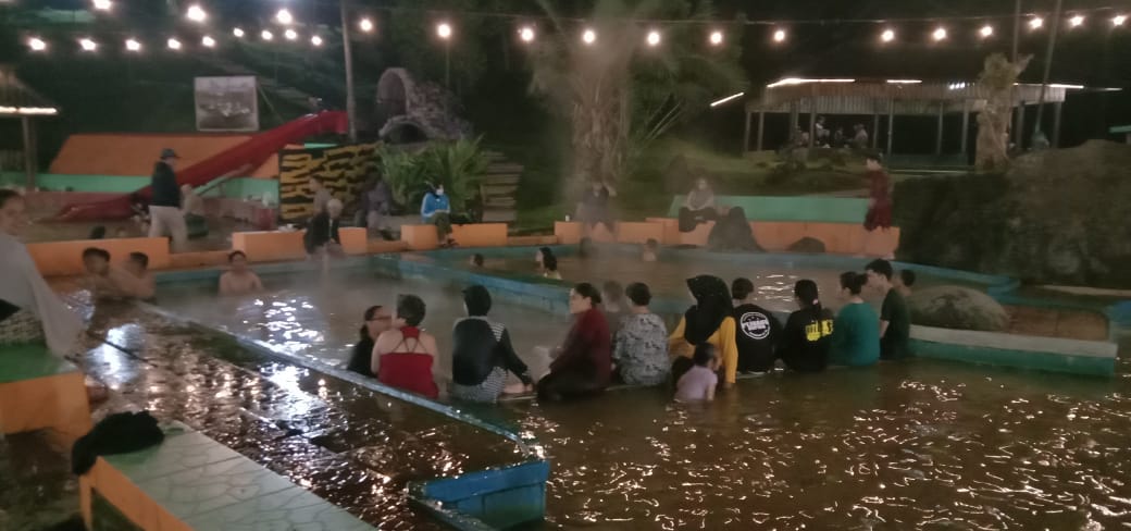 eMTe Highland Resort : Kolam Air Panas dan Kebun Strawberry