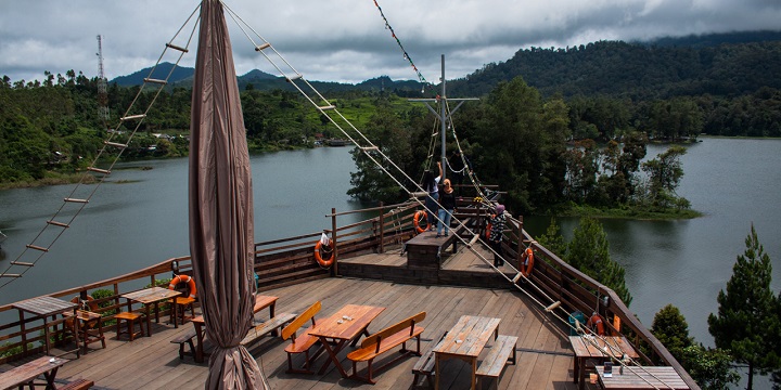 Pinisi Resto dan Glamping Lakeside Ciwidey Bandung